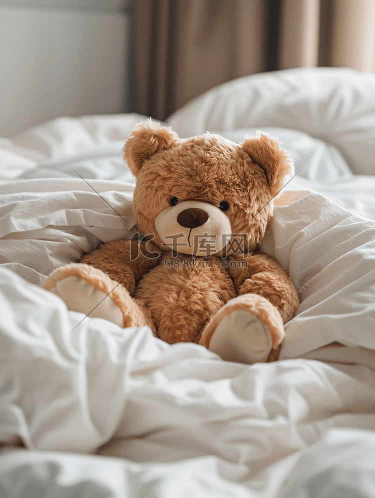 泰迪熊娃娃躺在白色的床上高清摄影大图-千库网