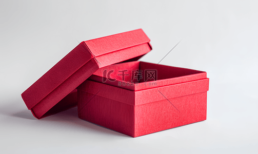 打开红色盒子隔离在白色背景上带有纹理盒盖的盒子在左边高清摄影大图-千库网