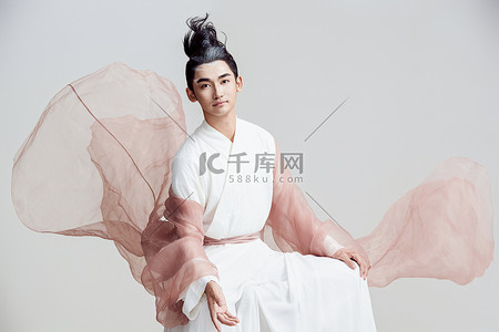 白色背景下的中国神仙道士的艺术形象高清摄影大图-千库网