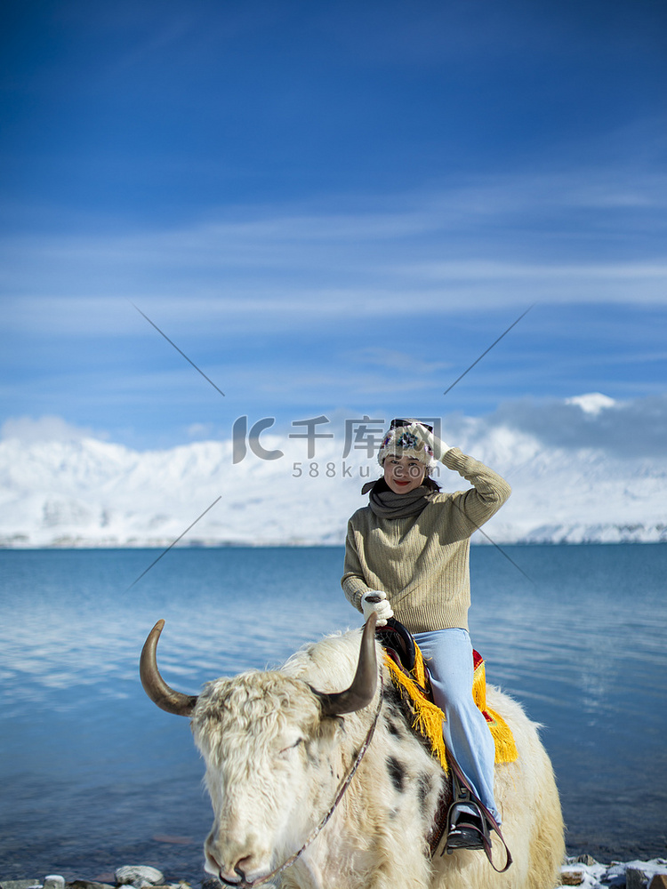 雪山湖泊蓝天白云美女骑着牦牛高清摄影大图-千库网