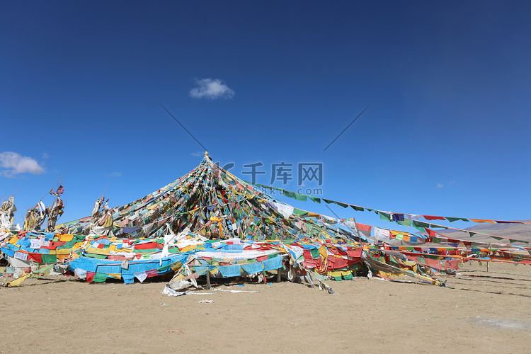中国西藏冈仁波齐山脚下的经幡高清摄影大图-千库网