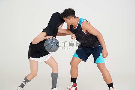 男女进行的街头篮球对抗高清摄影大图-千库网