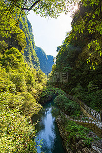 湖北恩施屏山大峡谷里的湖泊高清摄影大图-千库网