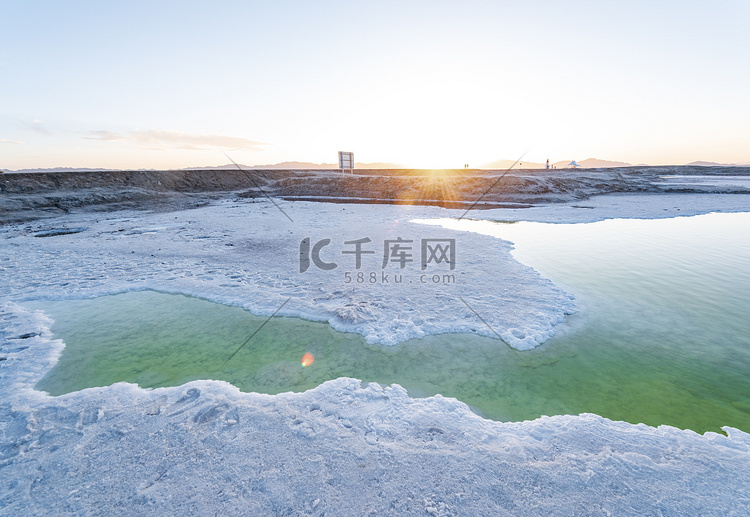 青海海西冷湖镇翡翠湖高清摄影大图-千库网