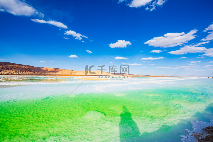 青海茫崖翡翠湖天空之镜美景高清摄影大图-千库网