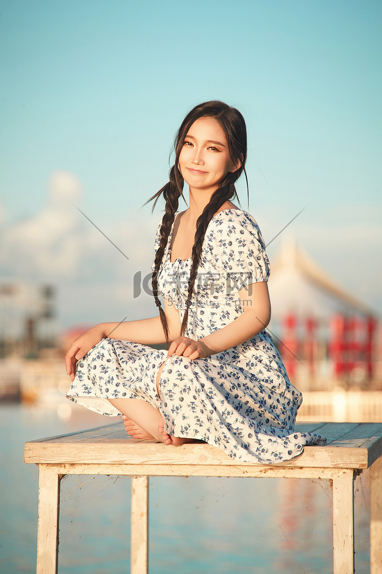 夏日湖畔水边游玩拍照的亚洲美女高清摄影大图-千库网