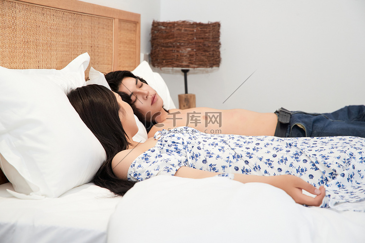 假日居家躺在床上休息的青年情侣高清摄影大图-千库网