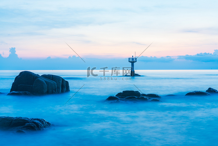 海南昌江棋子湾灯塔日落蓝调美景高清摄影大图-千库网