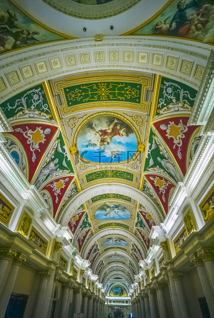 酒店长廊拱形顶部的壁画高清摄影大图-千库网