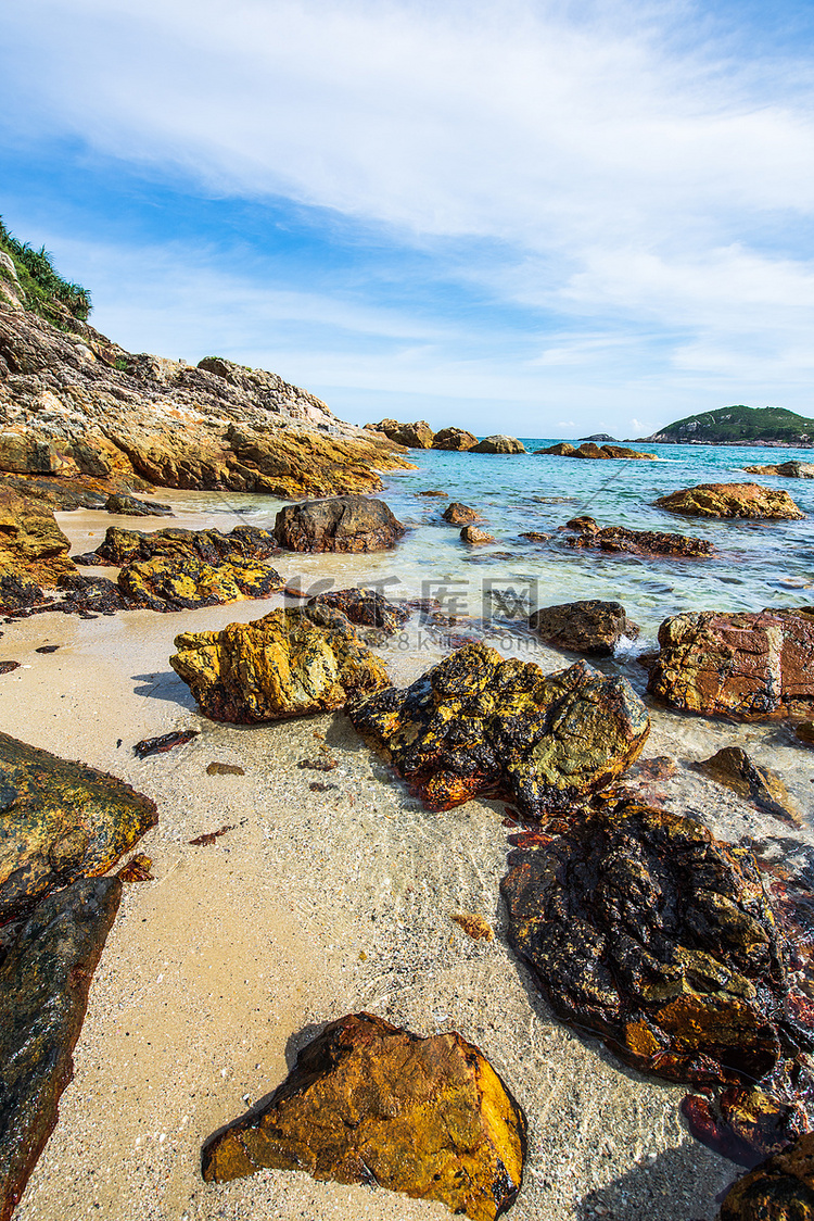 中国深圳东涌海岸蓝天白云下的礁石与大海高清摄影大图-千库网