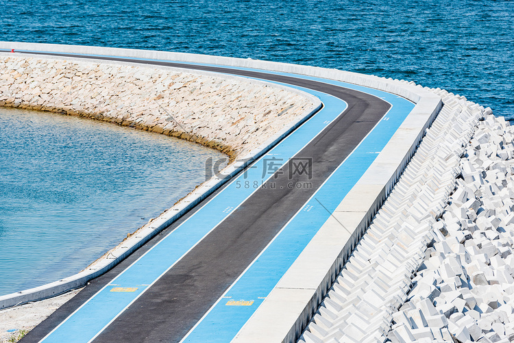 深圳大鹏杨梅坑浪骑游艇会里的海上公路赛道高清摄影大图-千库网