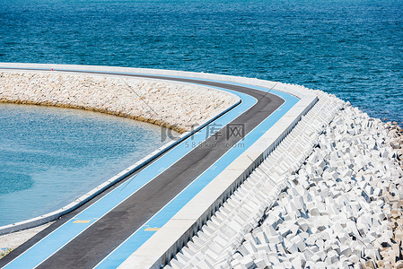 深圳大鹏杨梅坑浪骑游艇会里的海上公路赛道高清摄影大图-千库网