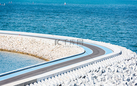 深圳大鹏杨梅坑浪骑游艇会里的海上公路赛道高清摄影大图-千库网