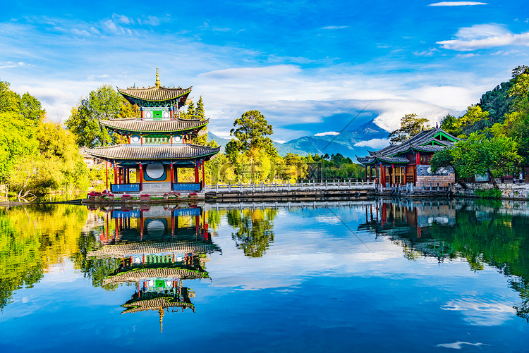 云南丽江黑龙潭公园的清晨美景高清摄影大图-千库网