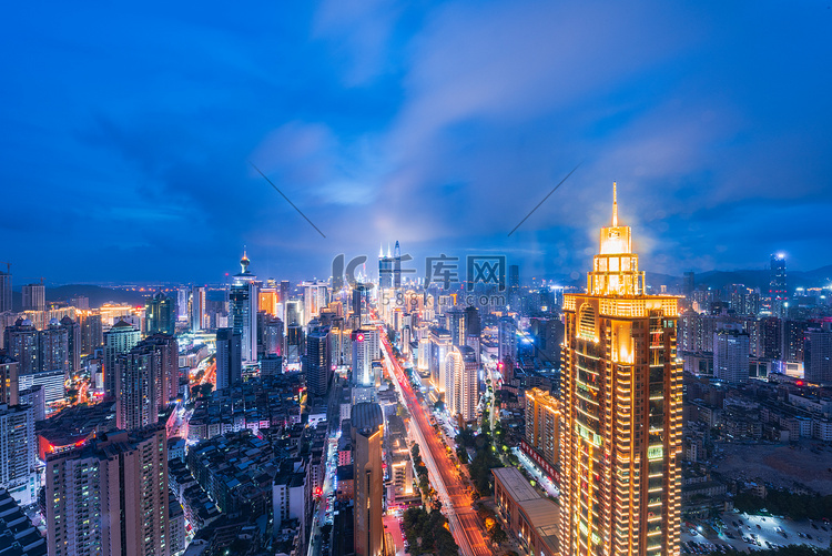 中国深圳罗湖深南东路的入夜时分的都市风光高清摄影大图-千库网