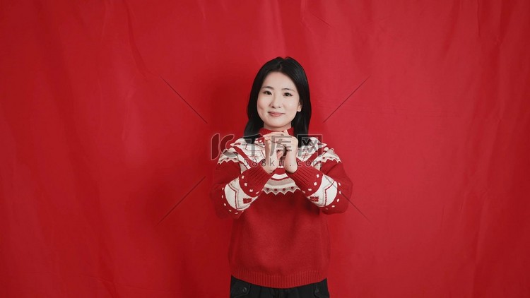 女孩祝大家新年快乐实拍高清摄影大图-千库网