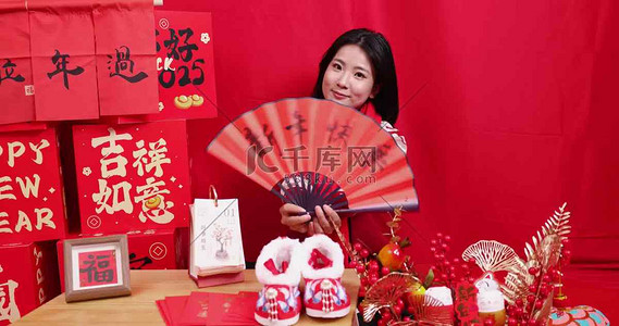 人像实拍新年女孩嬉闹新年快乐摆拍实拍高清摄影大图-千库网