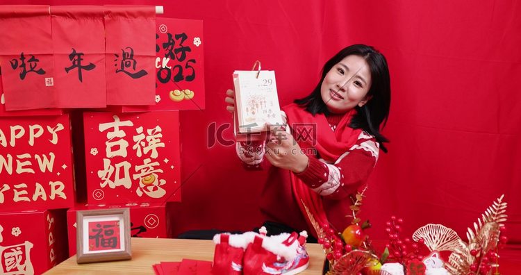 人像实拍新年女孩春节送祝福实拍素材高清摄影大图-千库网