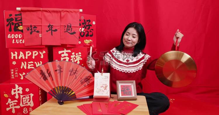 人像实拍新年女孩敲锣过年氛围实拍素材高清摄影大图-千库网