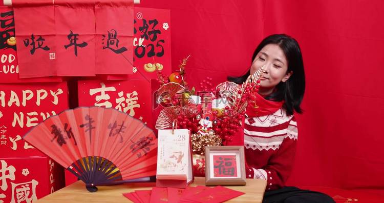 人像实拍新年女孩手持聚宝盆送福实拍高清摄影大图-千库网