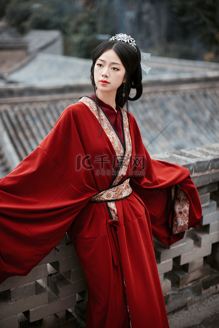 身穿战国袍在古城游玩拍照的东方美女高清摄影大图-千库网