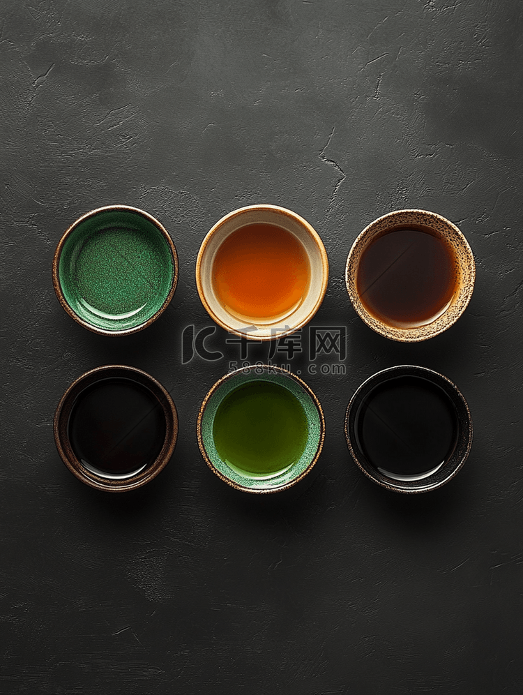 腌制姜酱油和芥末碗排列在有纹理的黑色表面上高清摄影大图-千库网