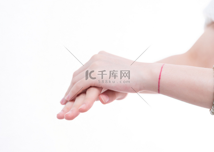 白背景前女性洗手涂抹化动作手势高清摄影大图-千库网