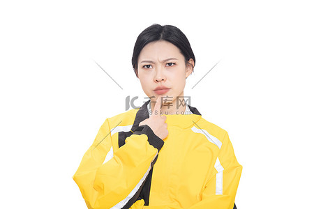 白背景前东方年轻女性外卖员困惑疑问表情高清摄影大图-千库网