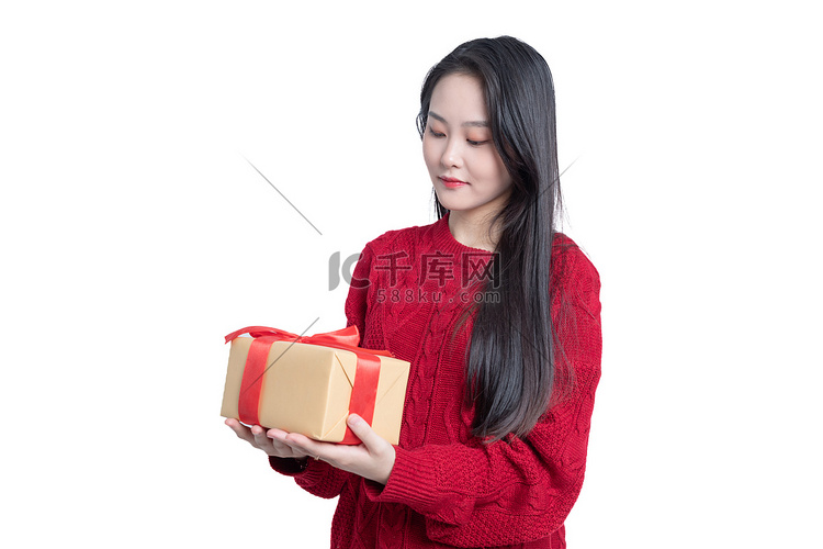 年轻女性拿着礼品盒高清摄影大图-千库网