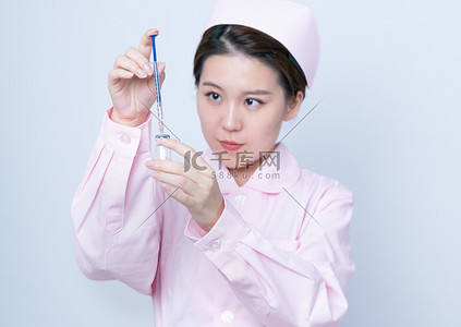 白背景里穿护士服手持注射器的女护士高清摄影大图-千库网