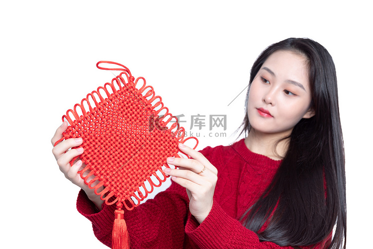穿红色衣服的年轻女性拿着中国结高清摄影大图-千库网