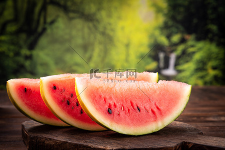 美食水果木桌上切开的西瓜(5)高清摄影大图-千库网
