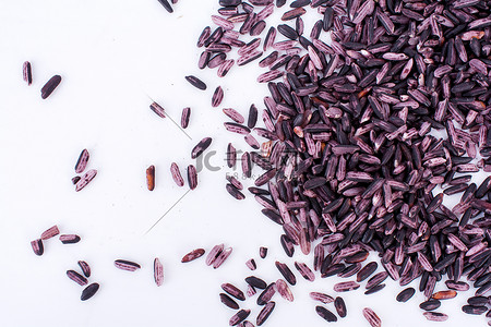 白色背景上的五谷杂粮紫米高清摄影大图-千库网