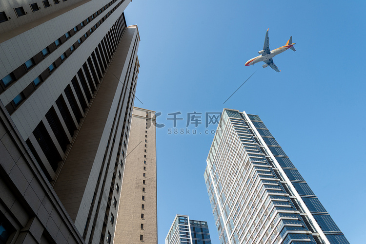 仰望天空飞过的飞机高清摄影大图-千库网