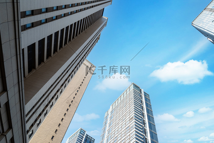 仰望耸立的高层楼宇高清摄影大图-千库网