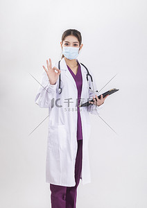 穿着白大褂的女医生高清摄影大图-千库网