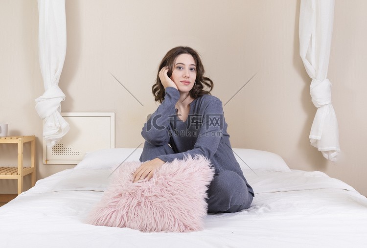 女性室内休闲生活高清摄影大图-千库网