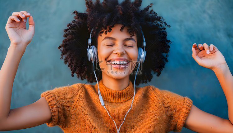 快乐的学生沉浸在音乐中在充满活力的蓝色背景上高清摄影大图-千库网
