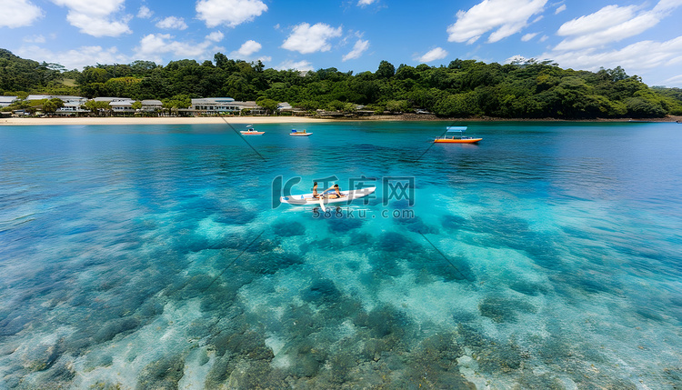 宁静的沙滩一艘充满活力的船只在清澈碧绿的海水高清摄影大图-千库网