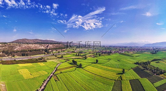 夏日俯瞰青海大通长宁镇农田和房屋高清摄影大图-千库网