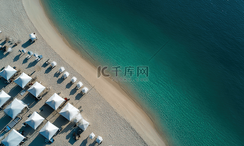 美丽海滩上的白色帐篷的空中拍摄高清摄影大图-千库网
