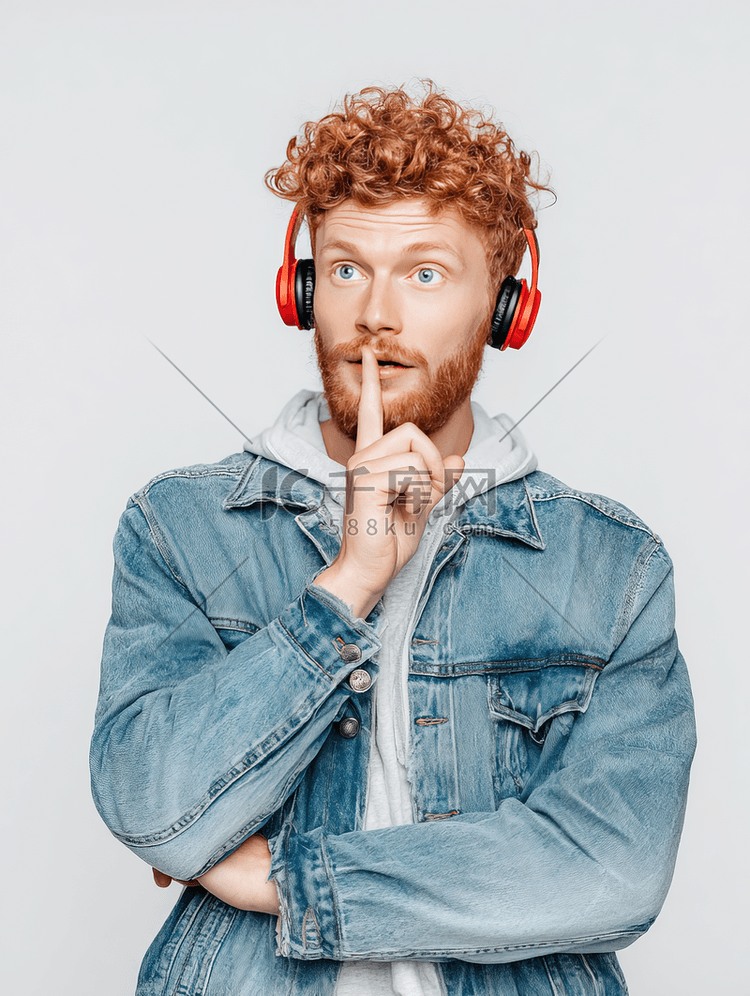 帅哥听音乐做无声手势高清摄影大图-千库网
