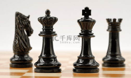 国际象棋棋盘上的黑色棋子国王和王后的棋子高清摄影大图-千库网