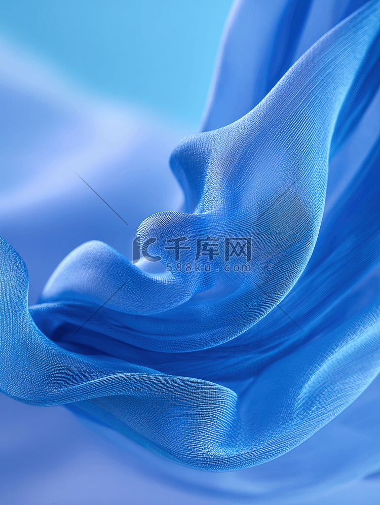 光滑优雅透明蓝色布料在蓝色背景上分离高清摄影大图-千库网