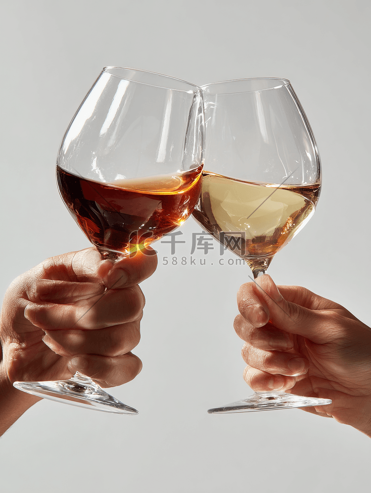 双手捧着酒杯举杯祝酒高清摄影大图-千库网