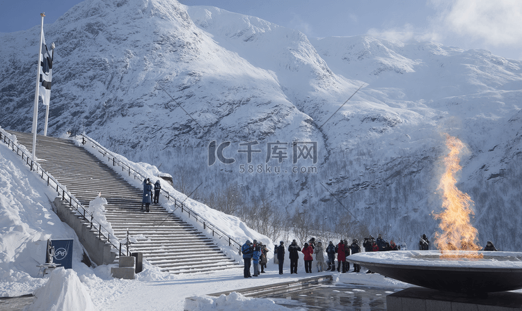 雪山下的阶梯与人群和火焰高清摄影大图-千库网