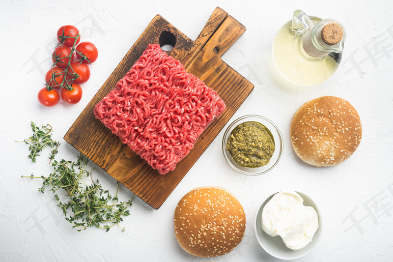Home Raw Minced Beef Meatball 汉堡配料，在木切板上，在白色石头背景上，顶视图平躺高清摄影大图-千库网
