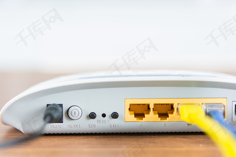 有电缆连接的无线调制解调器路由器网络集线器高清摄影大图-千库网