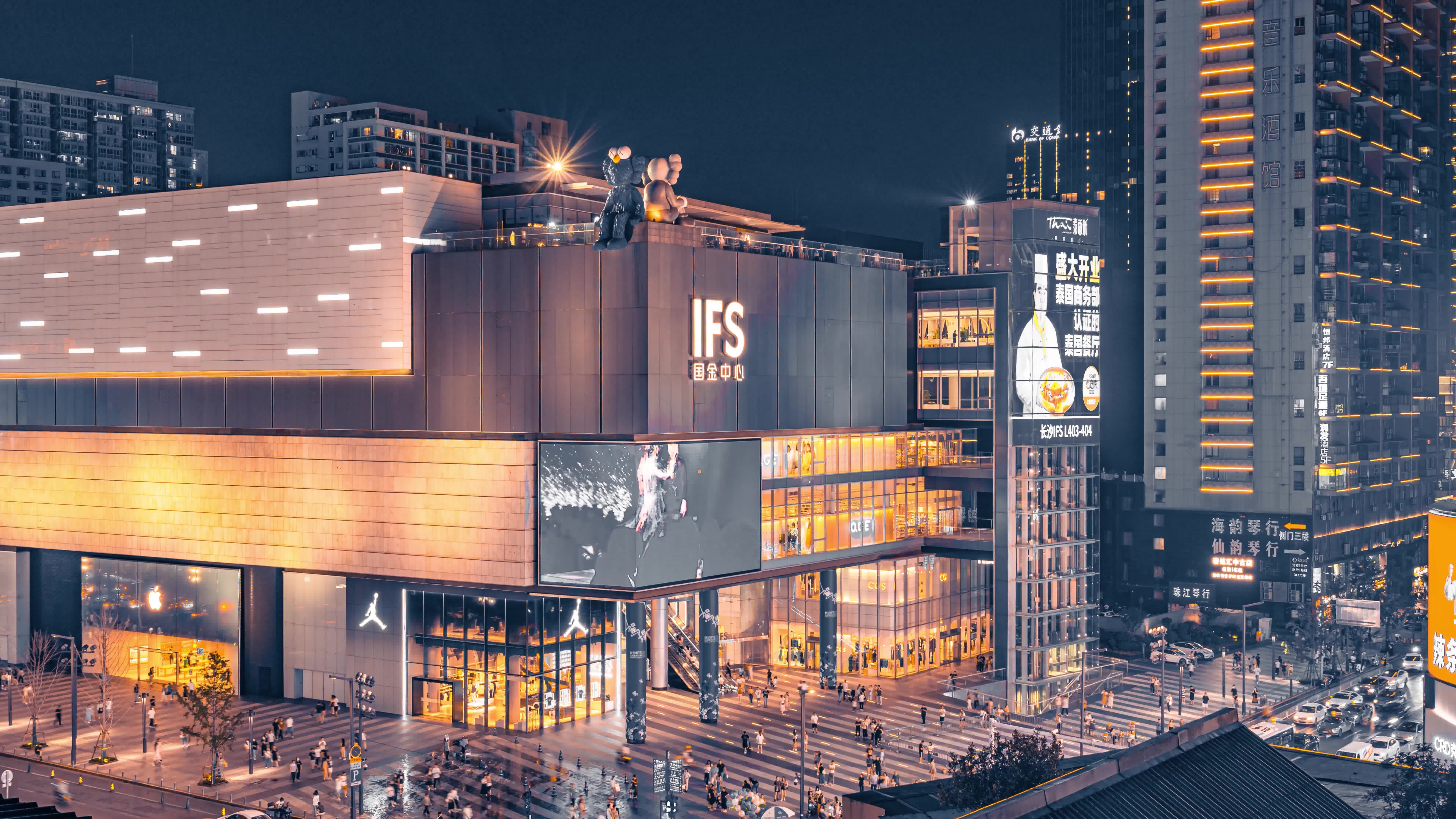 8K黑金湖南长沙国际金融中心IFS商圈人流延时视频特效素材-千库网