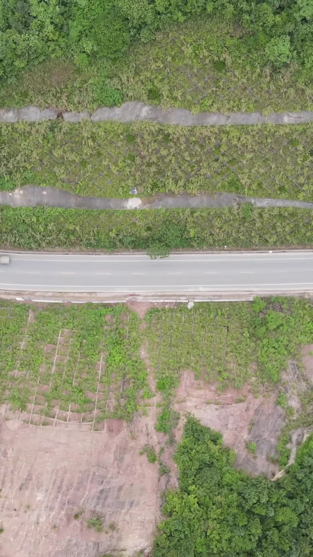 竖版航拍大山高速公路交通视频特效素材-千库网